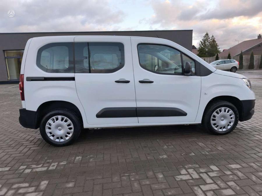 White Opel Combo 2022 in Vilnius, with an engine capacity of 1.50 L and mileage of 128 thousand km for 8200 €, photo 5 on AUTOMOTO.COM.LV