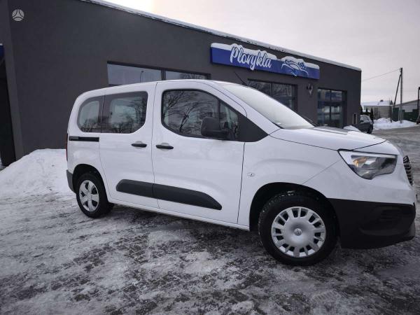 White Opel Combo 2022 in Taurage, with an engine capacity of 1.50 L and mileage of 136 thousand km for 8700 €, photo 5 on AUTOMOTO.COM.LV