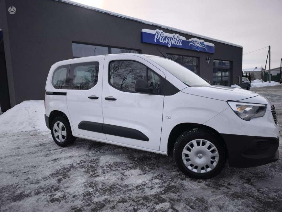 White Opel Combo 2022 in Taurage, with an engine capacity of 1.50 L and mileage of 136 thousand km for 8700 €, photo 5 on AUTOMOTO.COM.LV