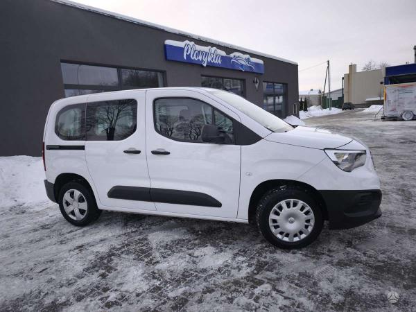 White Opel Combo 2022 in Taurage, with an engine capacity of 1.50 L and mileage of 136 thousand km for 8700 €, photo 8 on AUTOMOTO.COM.LV