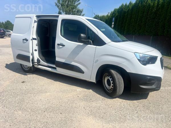 White Opel Combo 2023 in Riga, with an engine capacity of 1.50 L and mileage of 63 thousand km for 14300 €, photo 5 on AUTOMOTO.COM.LV