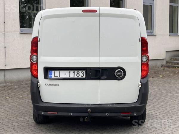 White Opel Combo 2017 in Jelgava, with an engine capacity of 1.30 L and mileage of 152 thousand km for 4990 €, photo 5 on AUTOMOTO.COM.LV