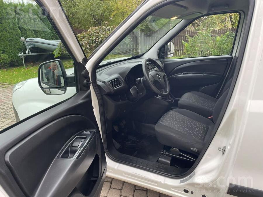 White Opel Combo 2018 in Cesis, with an engine capacity of 1.20 L and mileage of 0 thousand km for 4990 €, photo 5 on AUTOMOTO.COM.LV