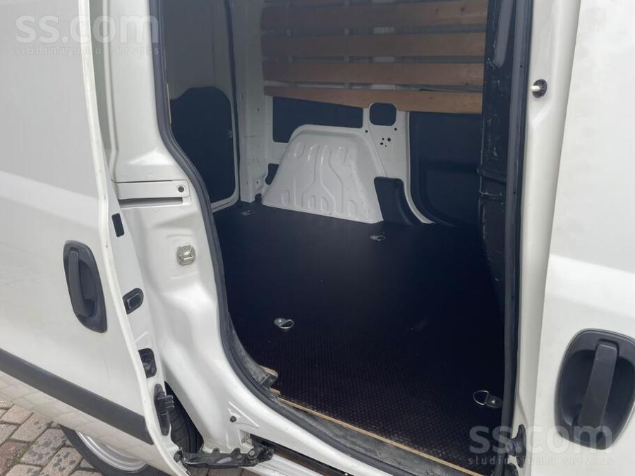 White Opel Combo 2018 in Cesis, with an engine capacity of 1.20 L and mileage of 0 thousand km for 4990 €, photo 7 on AUTOMOTO.COM.LV
