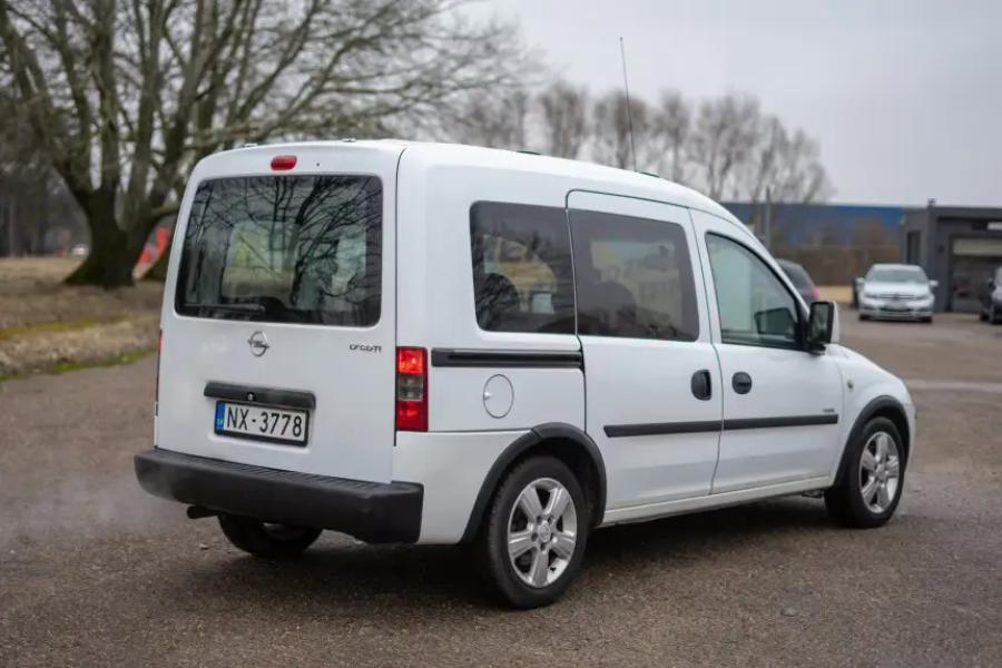 Balts Opel Combo 2005 Liepāja, ar dzinēja tilpumu 1.70 L un nobraukumu 212 tūkst. km par 2550 €, foto 5 vietnē AUTOMOTO.COM.LV