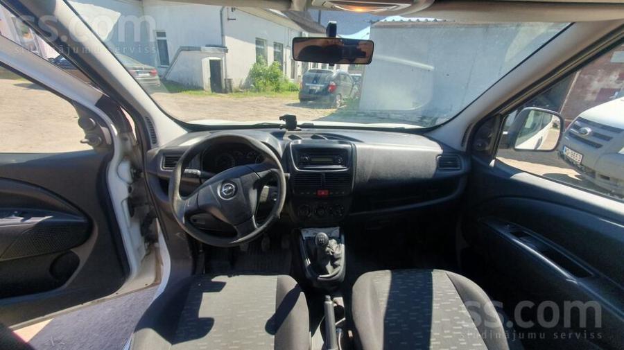 White Opel Combo 2013 in Riga, with an engine capacity of 1.30 L and mileage of 283 thousand km for 2500 €, photo 8 on AUTOMOTO.COM.LV