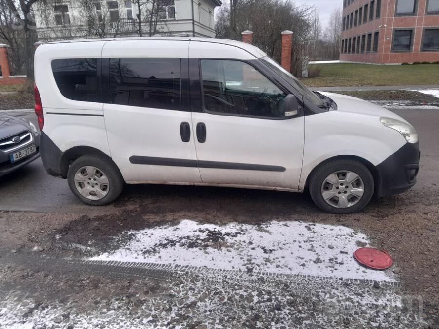 White Opel Combo 2013 in Riga, with an engine capacity of 1.30 L and mileage of 300 thousand km for 2100 €, photo 2 on AUTOMOTO.COM.LV