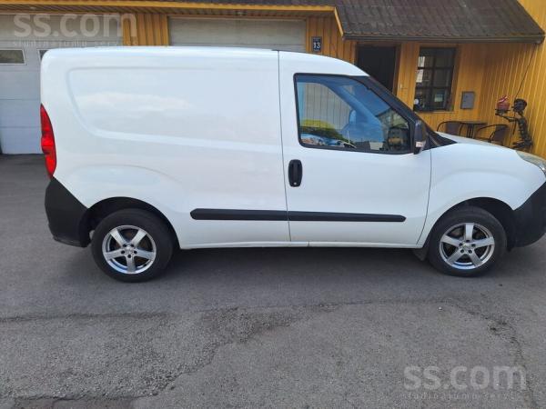 White Opel Combo 2016 in Ventspils, with an engine capacity of 1.30 L and mileage of 135 thousand km for 4195 €, photo 3 on AUTOMOTO.COM.LV