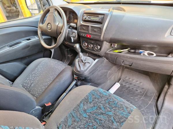 White Opel Combo 2016 in Ventspils, with an engine capacity of 1.30 L and mileage of 135 thousand km for 4195 €, photo 7 on AUTOMOTO.COM.LV