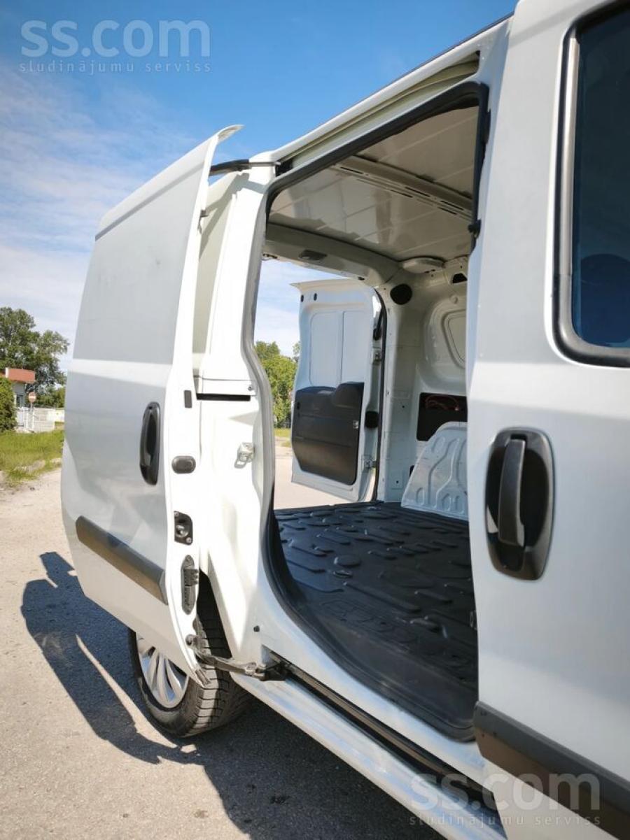 White Opel Combo 2017 in Riga, with an engine capacity of 1.30 L and mileage of 327 thousand km for 4599 €, photo 8 on AUTOMOTO.COM.LV