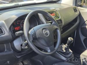 White Opel Combo 2018 in Riga, with an engine capacity of 1.30 L and mileage of 0 thousand km for 6500 €, photo 3 on AUTOMOTO.COM.LV