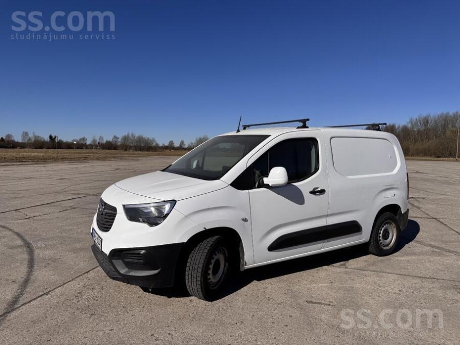 White Opel Combo 2019 in Riga, with an engine capacity of 1.60 L and mileage of 181 thousand km for 7770 €, photo 3 on AUTOMOTO.COM.LV