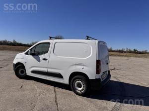 White Opel Combo 2019 in Riga, with an engine capacity of 1.60 L and mileage of 181 thousand km for 7770 €, photo 4 on AUTOMOTO.COM.LV