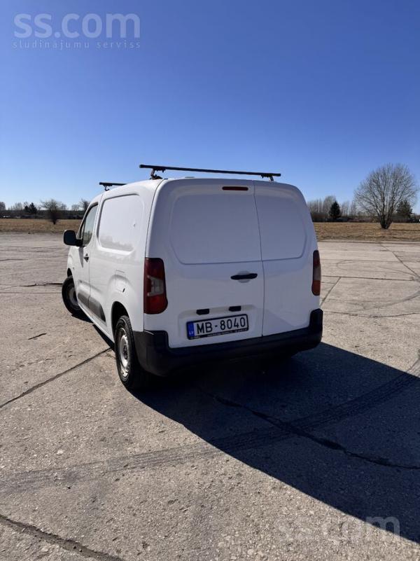 White Opel Combo 2019 in Riga, with an engine capacity of 1.60 L and mileage of 181 thousand km for 7770 €, photo 4 on AUTOMOTO.COM.LV