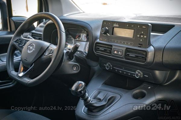 White Opel Combo 2022 in Riga, with an engine capacity of 1.50 L and mileage of 136 thousand km for 9990 €, photo 7 on AUTOMOTO.COM.LV