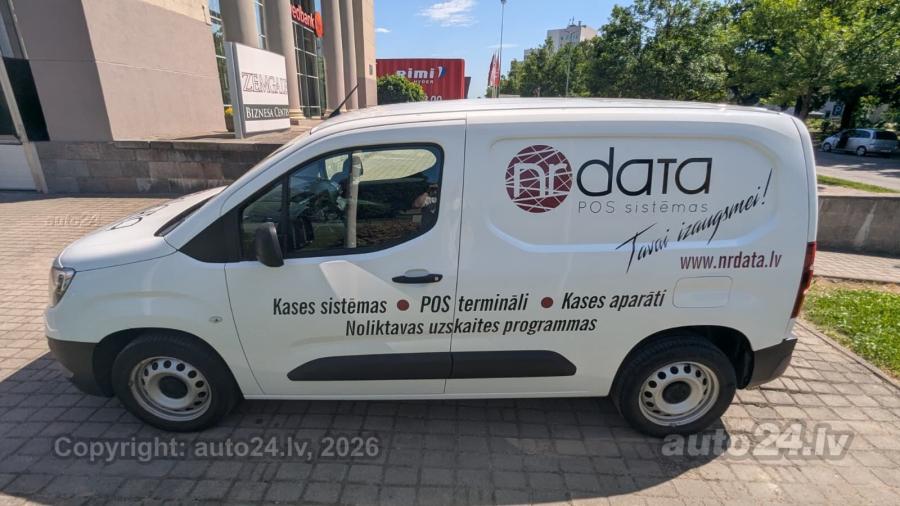 White Opel Combo 2022 in Riga, with an engine capacity of 1.50 L and mileage of 74 thousand km for 15600 €, photo 3 on AUTOMOTO.COM.LV