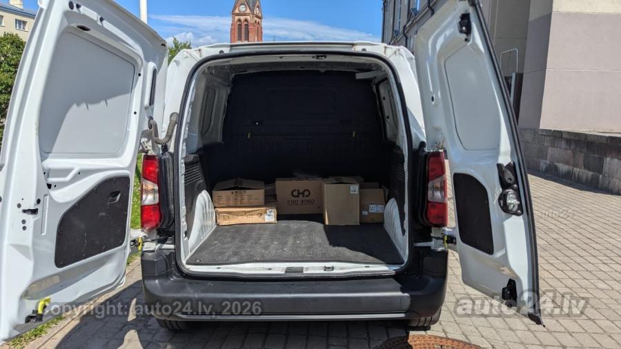 White Opel Combo 2022 in Riga, with an engine capacity of 1.50 L and mileage of 74 thousand km for 15600 €, photo 5 on AUTOMOTO.COM.LV