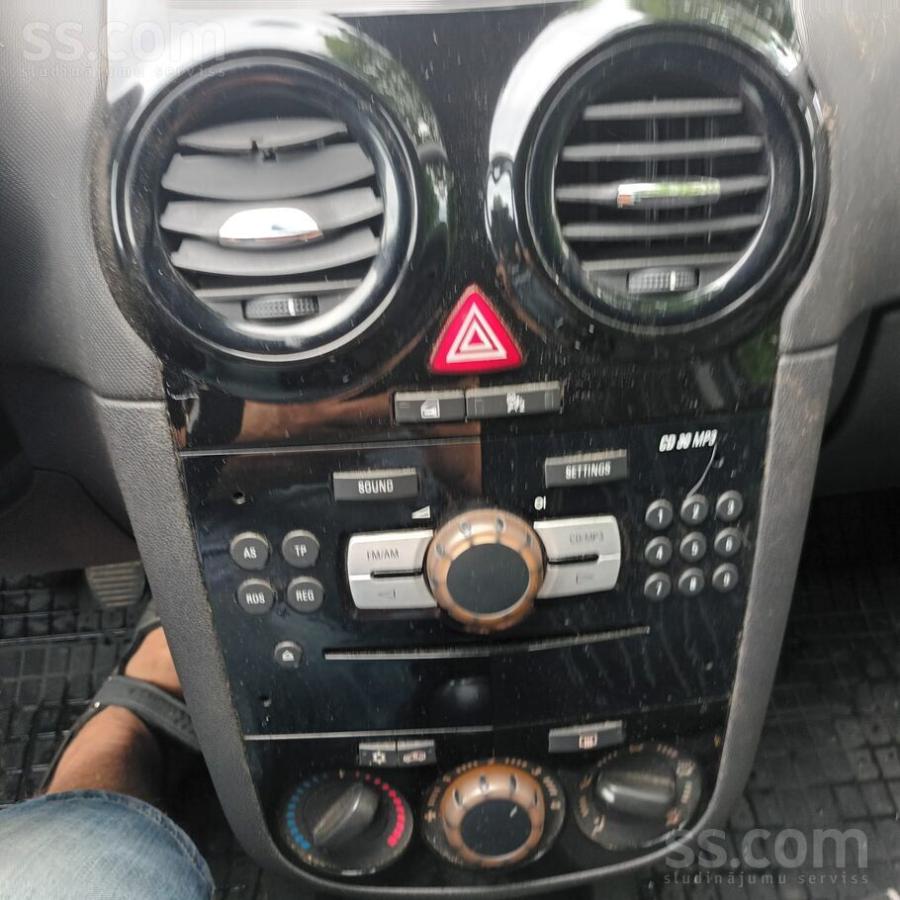 Black Opel Corsa 2010 in Bauska, with an engine capacity of 1.30 L and mileage of 160 thousand km for 1000 €, photo 3 on AUTOMOTO.COM.LV