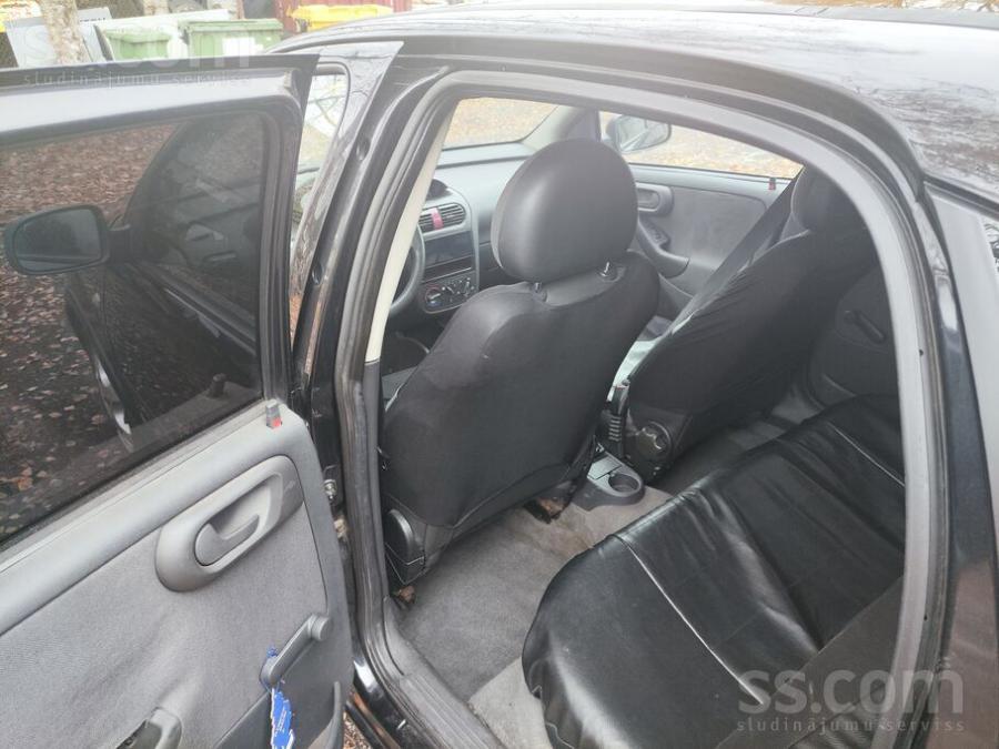 Melns Opel Corsa 2004 Rīga, ar dzinēja tilpumu 1.00 L un nobraukumu 230 tūkst. km par 1700 €, foto 7 vietnē AUTOMOTO.COM.LV