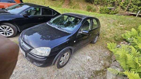 Melns Opel Corsa 2004 Viļņa, ar dzinēja tilpumu 1.25 L un nobraukumu 220 tūkst. km par 900 €, foto 1 vietnē AUTOMOTO.COM.LV