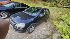 Melns Opel Corsa 2004 Viļņa, ar dzinēja tilpumu 1.25 L un nobraukumu 220 tūkst. km par 900 €, foto  vietnē AUTOMOTO.COM.LV