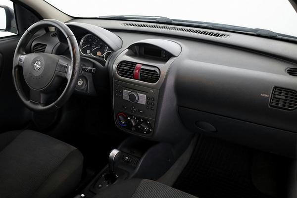 Black Opel Corsa 2005 in Tallinn, with an engine capacity of 1.40 L and mileage of 132 thousand km for 1199 €, photo 5 on AUTOMOTO.COM.LV