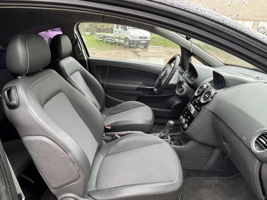 Black Opel Corsa 2007 in Riga, with an engine capacity of 1.40 L and mileage of 318 thousand km for 1790 €, photo 10 on AUTOMOTO.COM.LV