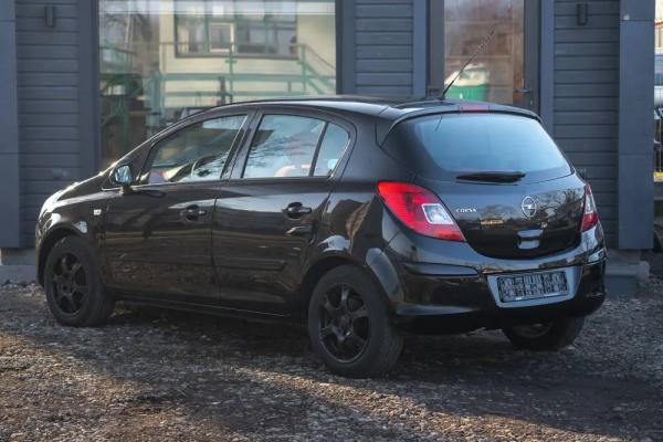 Black Opel Corsa 2007 in Liepaja, with an engine capacity of 1.20 L and mileage of 248 thousand km for 2650 €, photo 2 on AUTOMOTO.COM.LV