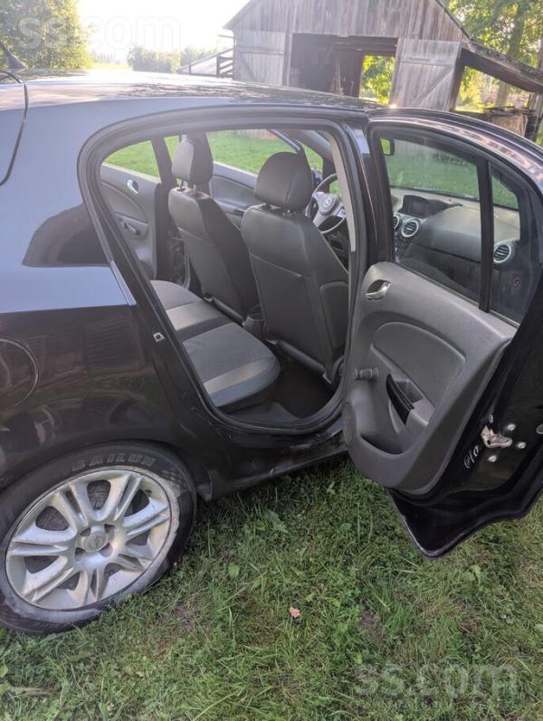 Black Opel Corsa 2007 in Valmiera, with an engine capacity of 1.30 L and mileage of 261 thousand km for 1250 €, photo 6 on AUTOMOTO.COM.LV