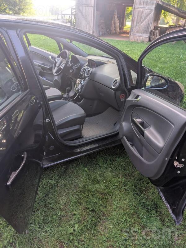 Black Opel Corsa 2007 in Valmiera, with an engine capacity of 1.30 L and mileage of 261 thousand km for 1250 €, photo 7 on AUTOMOTO.COM.LV