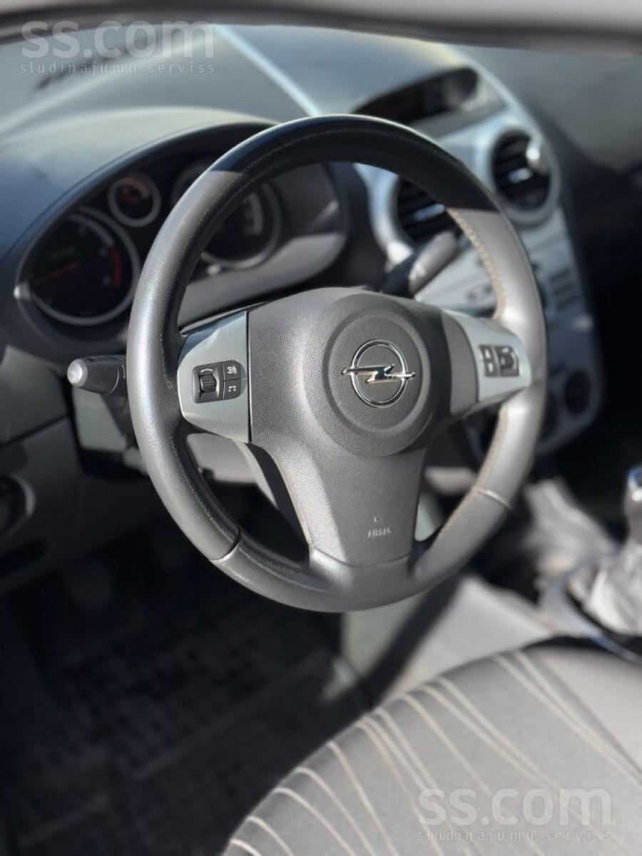 Black Opel Corsa 2009 in Daugavpils, with an engine capacity of 1.30 L and mileage of 217 thousand km for 1090 €, photo 6 on AUTOMOTO.COM.LV