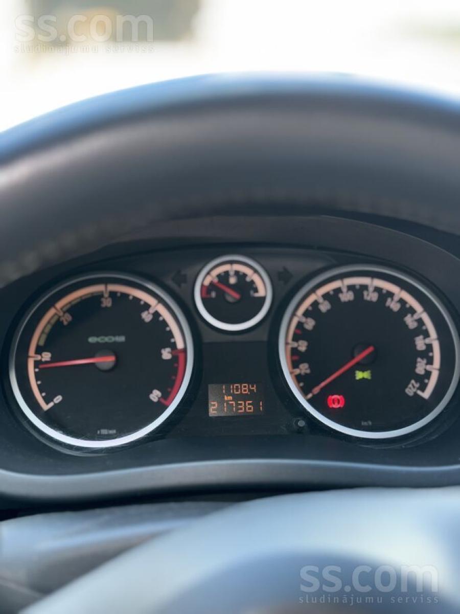 Black Opel Corsa 2009 in Daugavpils, with an engine capacity of 1.30 L and mileage of 217 thousand km for 1090 €, photo 8 on AUTOMOTO.COM.LV