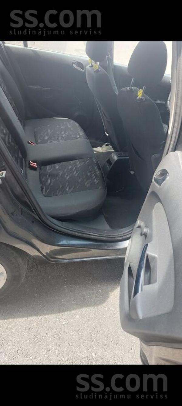 Black Opel Corsa 2012 in Daugavpils, with an engine capacity of 1.30 L and mileage of 289 thousand km for 2150 €, photo 6 on AUTOMOTO.COM.LV