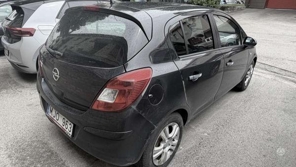 Black Opel Corsa 2014 in Taurage, with an engine capacity of 1.23 L and mileage of 238 thousand km for 3300 €, photo 3 on AUTOMOTO.COM.LV