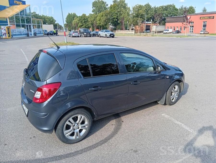 Blue Opel Corsa 2009 in Cesis, with an engine capacity of 1.30 L and mileage of 185 thousand km for 1200 €, photo 5 on AUTOMOTO.COM.LV