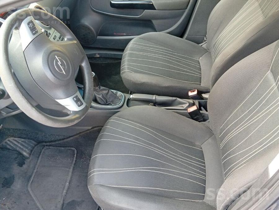 Blue Opel Corsa 2009 in Cesis, with an engine capacity of 1.30 L and mileage of 185 thousand km for 1200 €, photo 14 on AUTOMOTO.COM.LV
