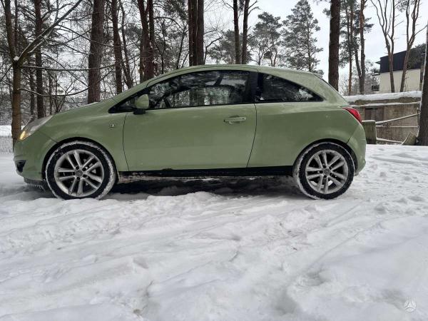 Green Opel Corsa 2009 in Birstonas, with an engine capacity of 1.70 L and mileage of 242 thousand km for 1500 €, photo 2 on AUTOMOTO.COM.LV