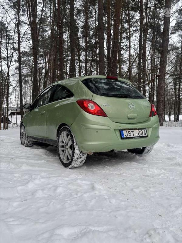 Green Opel Corsa 2009 in Birstonas, with an engine capacity of 1.70 L and mileage of 242 thousand km for 1500 €, photo 3 on AUTOMOTO.COM.LV