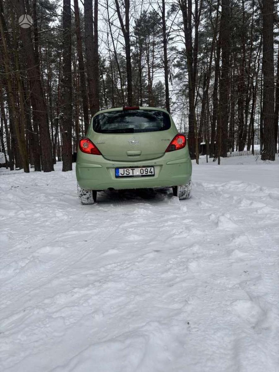 Green Opel Corsa 2009 in Birstonas, with an engine capacity of 1.70 L and mileage of 242 thousand km for 1500 €, photo 4 on AUTOMOTO.COM.LV
