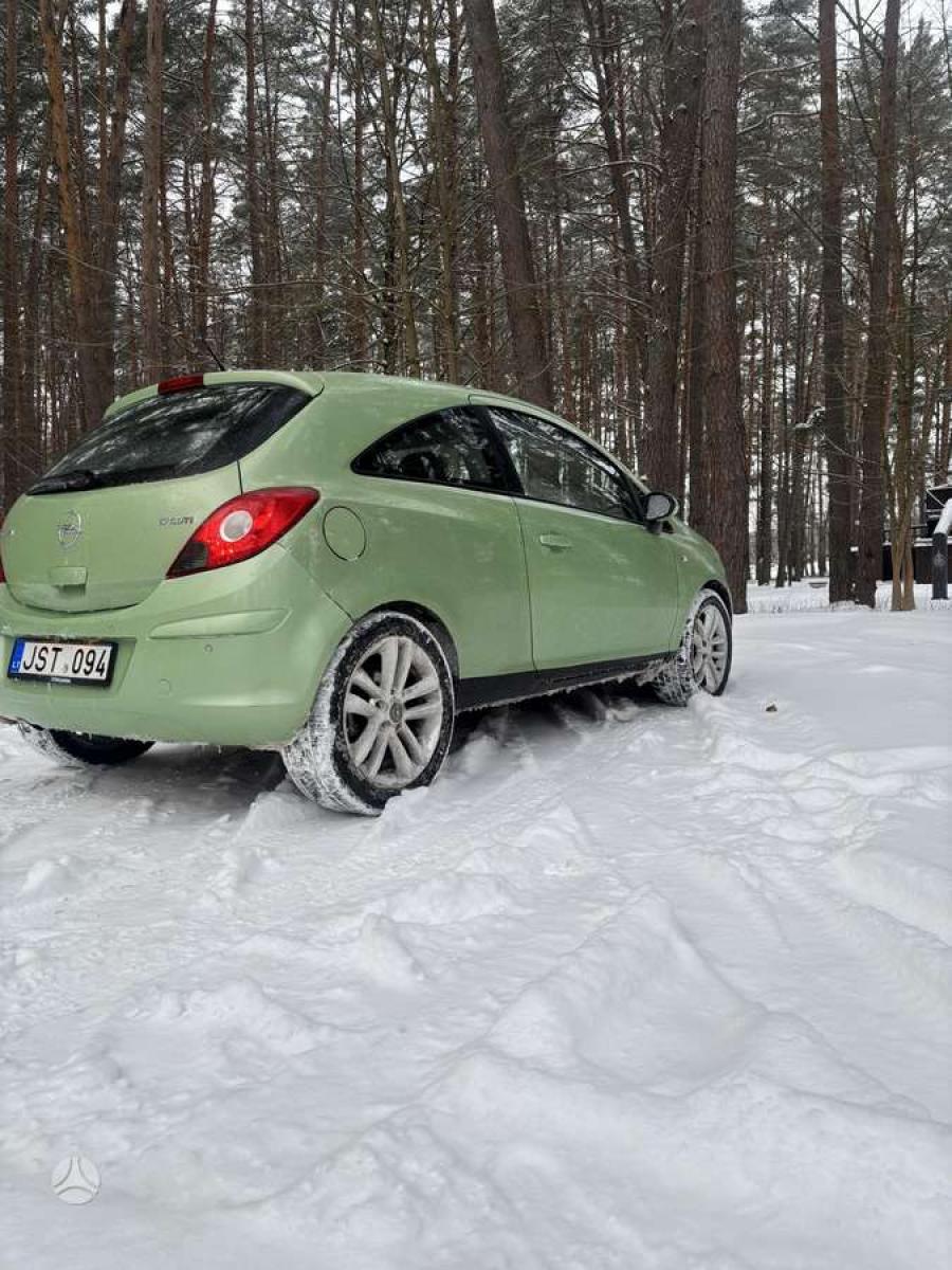 Green Opel Corsa 2009 in Birstonas, with an engine capacity of 1.70 L and mileage of 242 thousand km for 1500 €, photo 5 on AUTOMOTO.COM.LV