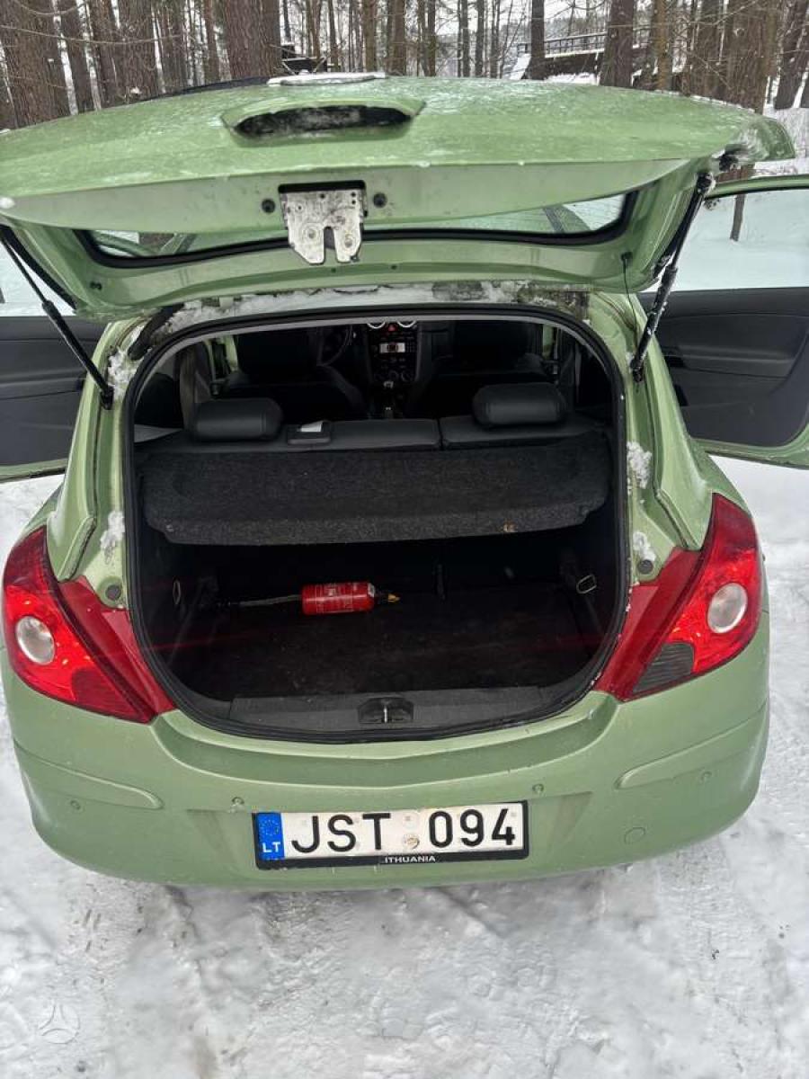 Green Opel Corsa 2009 in Birstonas, with an engine capacity of 1.70 L and mileage of 242 thousand km for 1500 €, photo 9 on AUTOMOTO.COM.LV