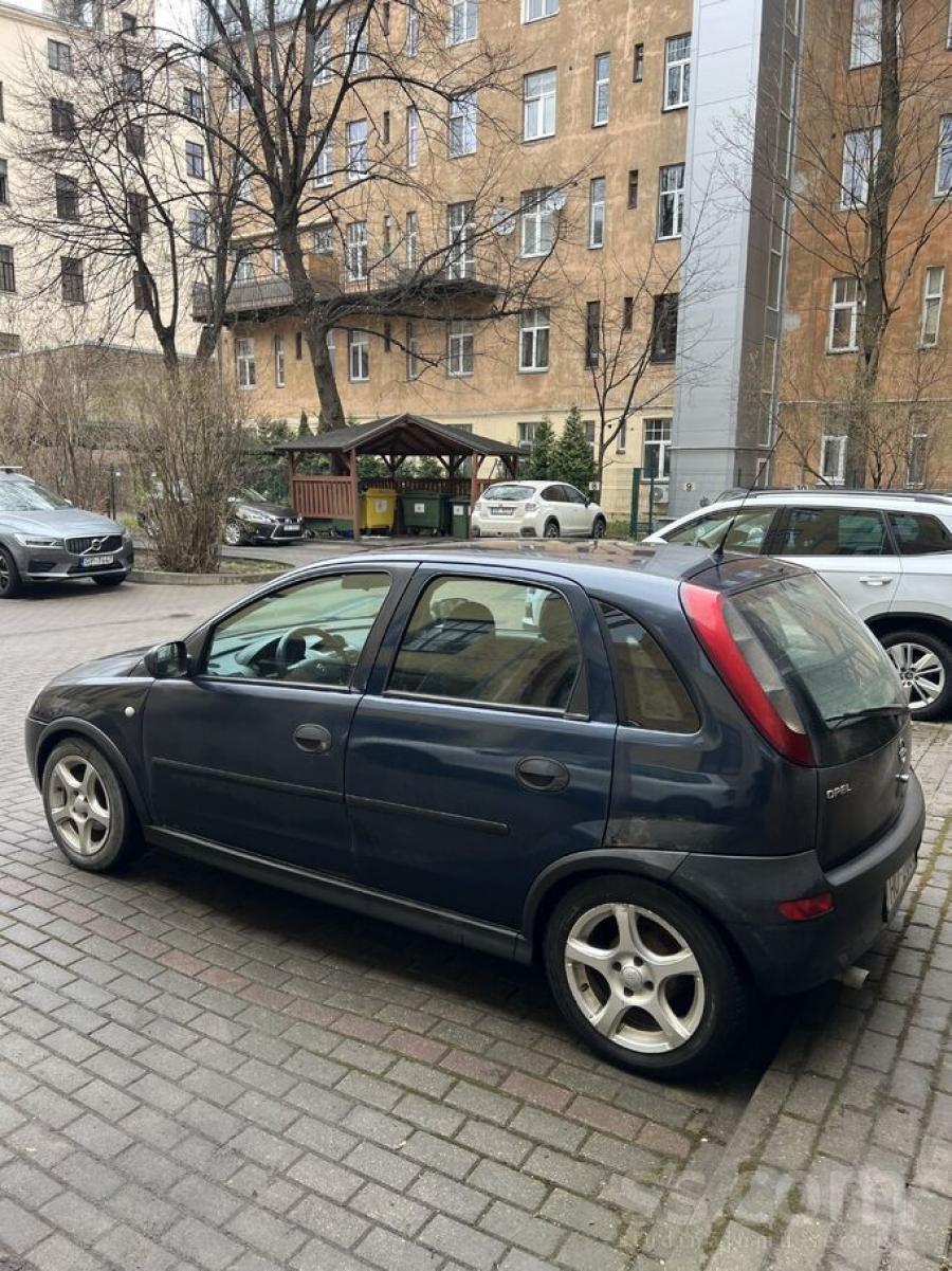 Green Opel Corsa 2002 in Aluksne, with an engine capacity of 1.40 L and mileage of 230 thousand km for 800 €, photo 4 on AUTOMOTO.COM.LV