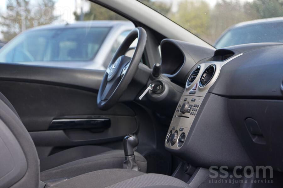 Green Opel Corsa 2010 in Riga, with an engine capacity of 1.30 L and mileage of 289 thousand km for 1490 €, photo 6 on AUTOMOTO.COM.LV