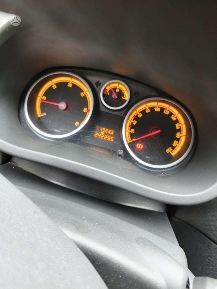 Green Opel Corsa 2011 in Akmene, with an engine capacity of 1.30 L and mileage of 242 thousand km for 2100 €, photo 5 on AUTOMOTO.COM.LV