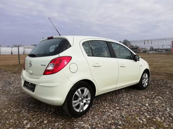 Green Opel Corsa 2012 in Saldus, with an engine capacity of 1.30 L and mileage of 256 thousand km for 3600 €, photo 2 on AUTOMOTO.COM.LV