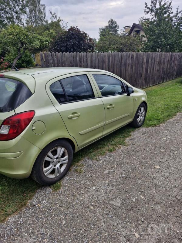 Green Opel Corsa 2007 in Riga, with an engine capacity of 1.40 L and mileage of 404 thousand km for 1000 €, photo 5 on AUTOMOTO.COM.LV