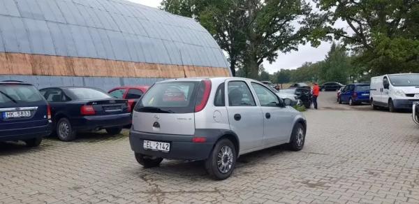 Pelēks Opel Corsa 2002 Valmiera, ar dzinēja tilpumu 1.70 L un nobraukumu 284 tūkst. km par 950 €, foto 3 vietnē AUTOMOTO.COM.LV