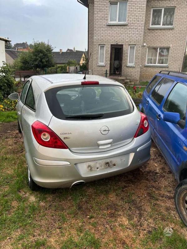 Pelēks Opel Corsa 2006 Tauragė, ar dzinēja tilpumu 1.39 L un nobraukumu 174 tūkst. km par 500 €, foto 2 vietnē AUTOMOTO.COM.LV