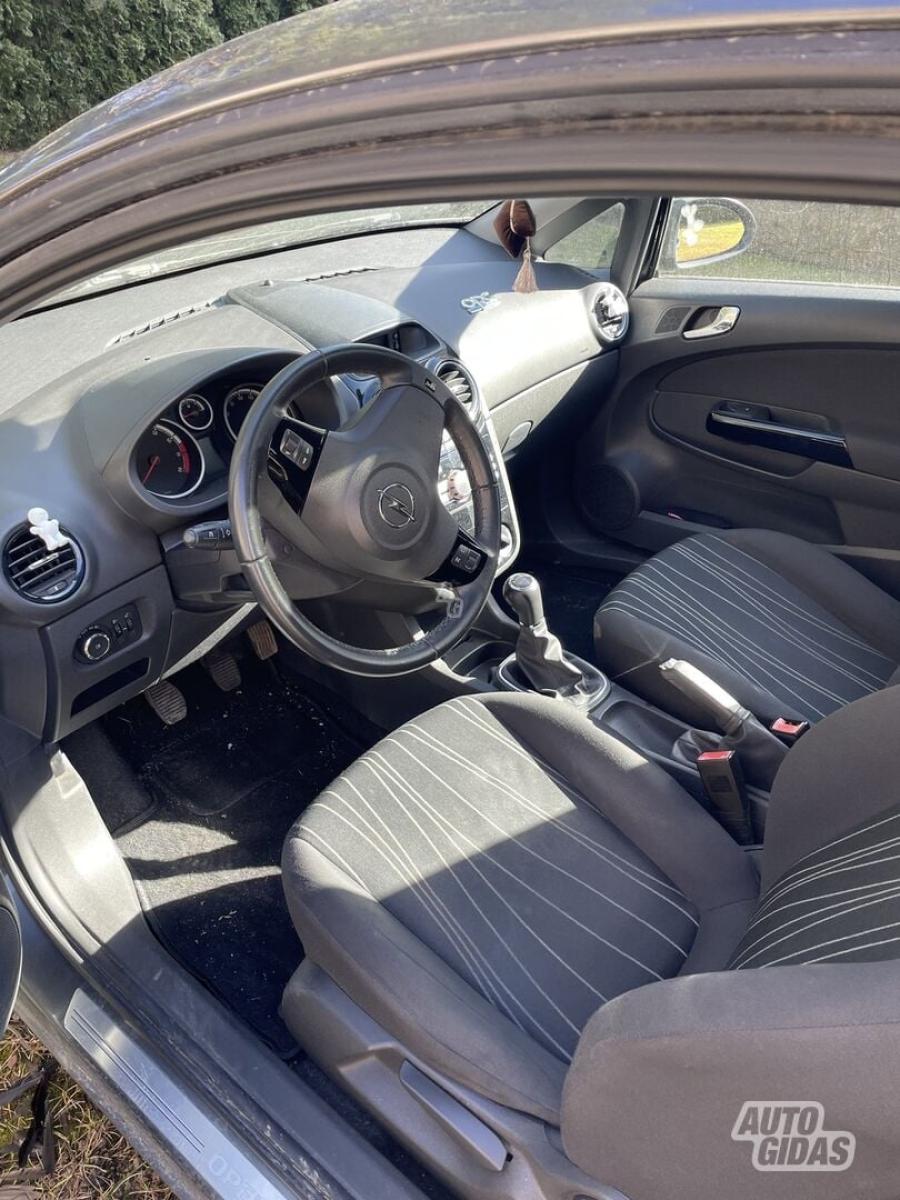 Pelēks Opel Corsa 2010 Viļņa, ar dzinēja tilpumu 1.00 L un nobraukumu 115 tūkst. km par 550 €, foto 3 vietnē AUTOMOTO.COM.LV