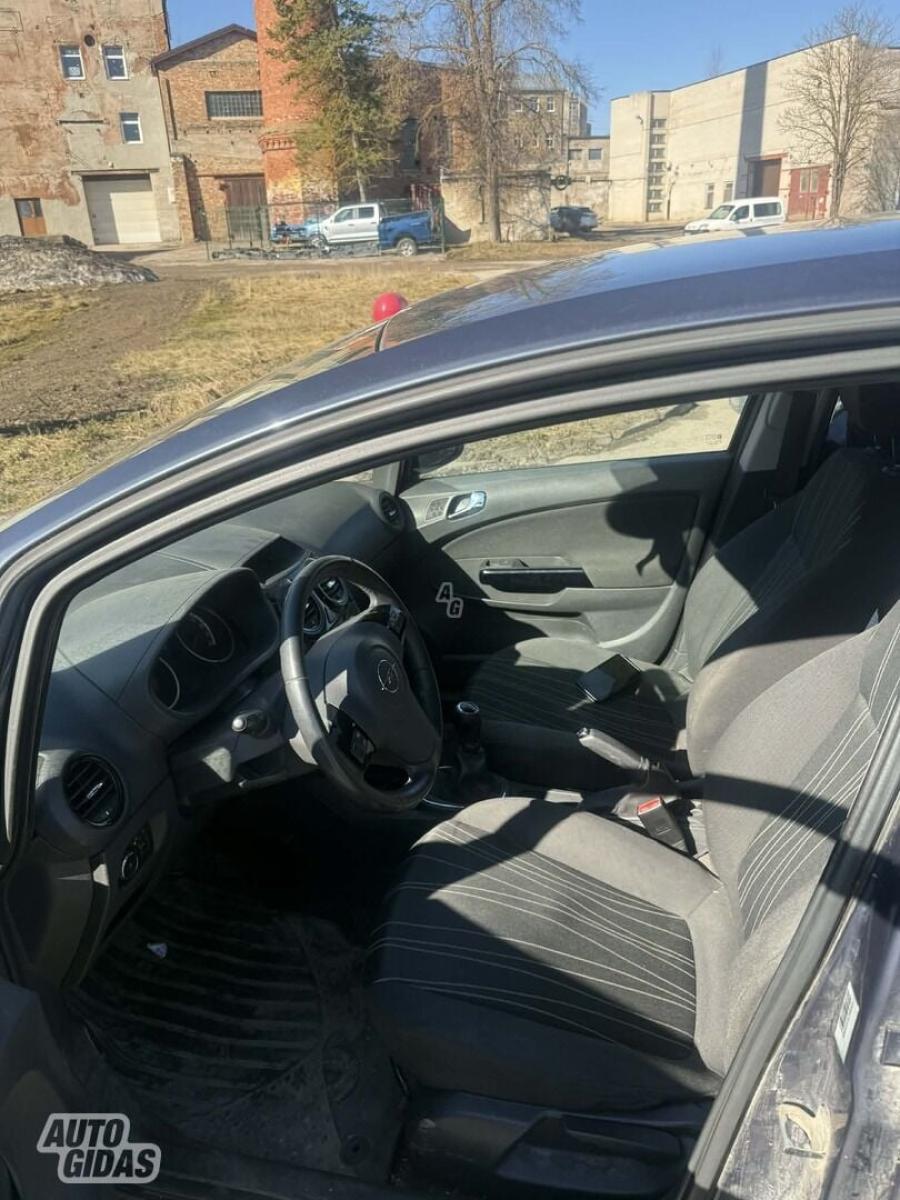 Grey Opel Corsa 2010 in Siauliai, with an engine capacity of 1.40 L and mileage of 230 thousand km for 1350 €, photo 6 on AUTOMOTO.COM.LV